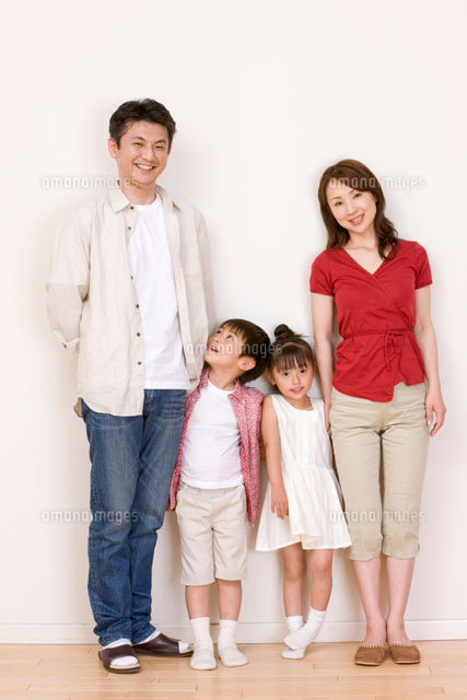 ファミリー[02022346863]の写真素材・イラスト素材｜アマナイメージズ