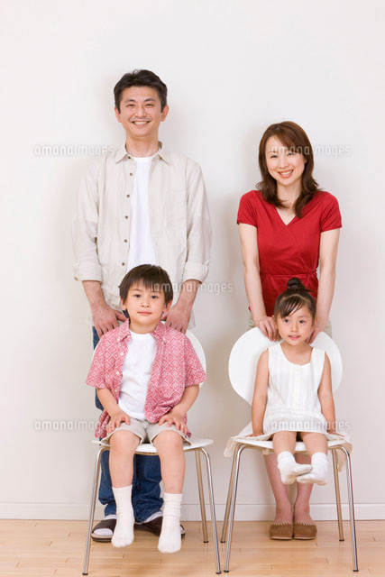 ファミリー[02022346869]の写真素材・イラスト素材｜アマナイメージズ