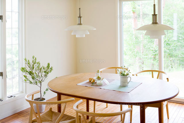 ダイニングテーブル[02022346999]の写真素材・イラスト素材｜アマナイメージズ