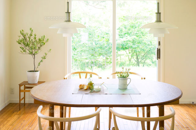 ダイニングテーブル[02022347000]の写真素材・イラスト素材｜アマナイメージズ