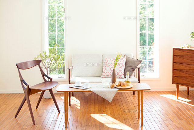 北欧家具のリビング[02022347026]の写真素材・イラスト素材｜アマナイメージズ