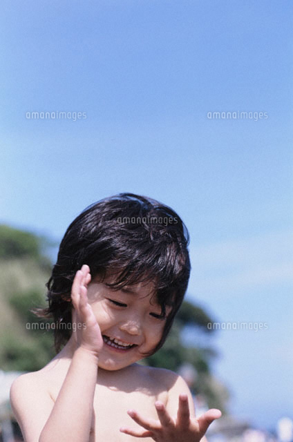 裸で笑う日本人の男の子[02148010371]の写真素材・イラスト素材｜アマナイメージズ