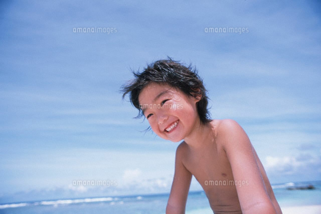 ビーチで笑う日本人の男の子[02148010502]の写真素材・イラスト素材｜アマナイメージズ