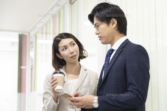 会見をするビジネス男女[07800064283]の写真素材・イラスト素材｜アマナイメージズ