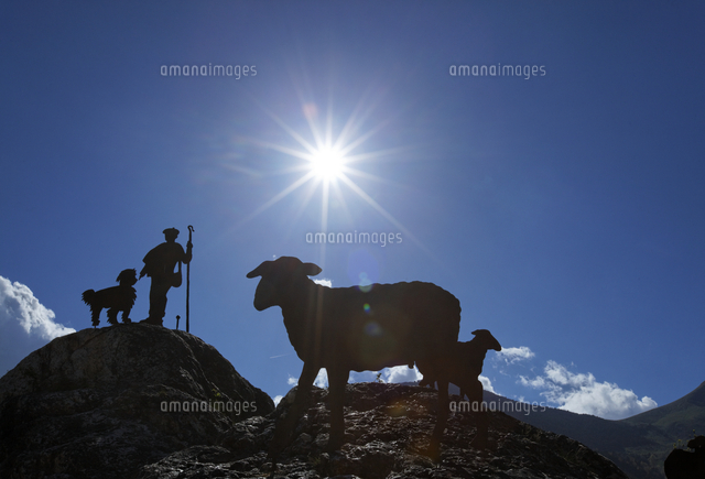 figures of shepherd and sheep, sun, Boi, Vall de Boi[10244004276]の写真素材 ...