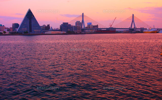 青森観光館とベイブリッジ夕景[10741000092]の写真素材・イラスト素材｜アマナイメージズ