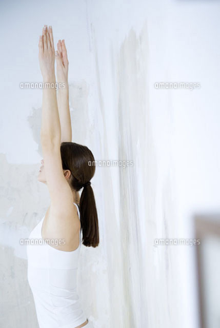 Woman standing with both arms raised[11001033678]の写真素材・イラスト素材｜アマナイメージズ