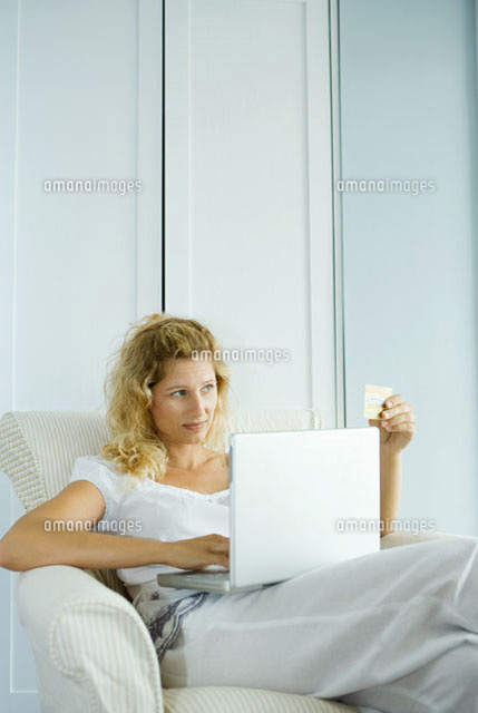 Woman making credit card purchase online[11001036876]の写真素材・イラスト素材｜アマナイメージズ