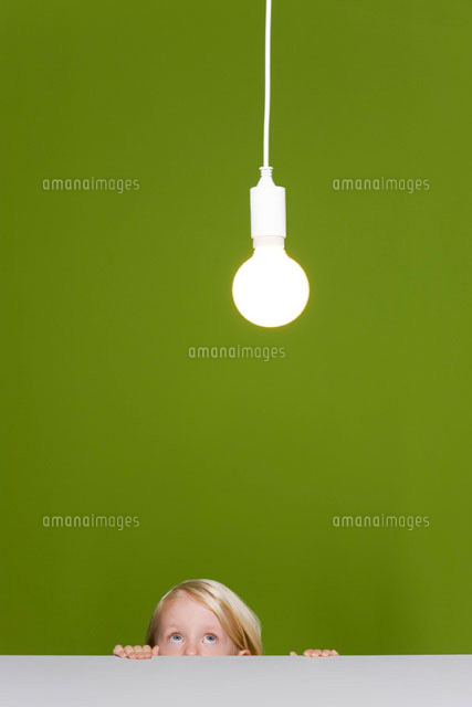 Girl looking fearfully up at light bulb[11001047541]の写真素材・イラスト素材｜アマナイメージズ
