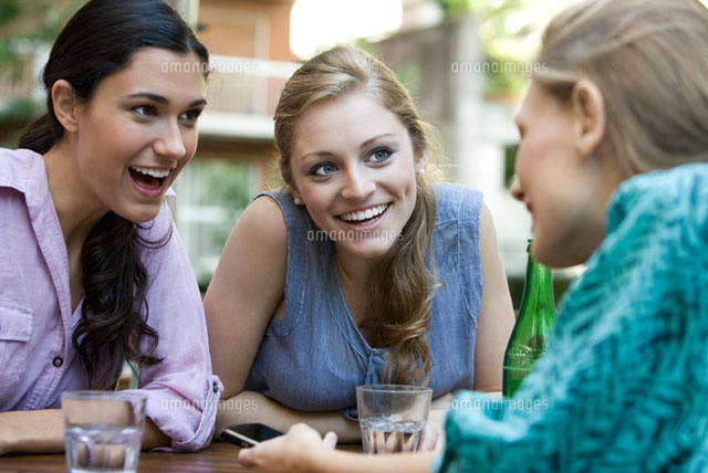 Friends chatting together[11001048759]の写真素材・イラスト素材｜アマナイメージズ