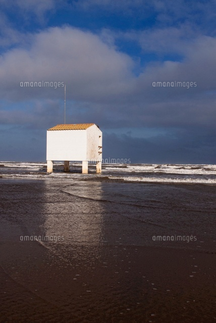 Stilt building on beach during high tide[11001051597]の写真素材・イラスト素材｜アマナイメージズ