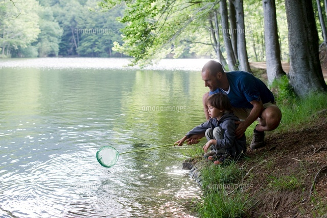 Father and son fishing[11001051809]の写真素材・イラスト素材｜アマナイメージズ
