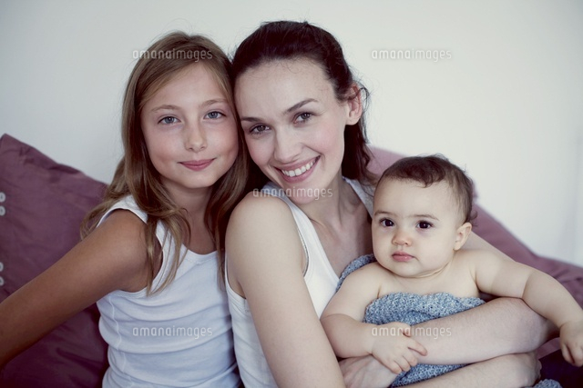 Mother with daughter and baby, portrait[11001052390]の写真素材・イラスト素材｜アマナイメージズ