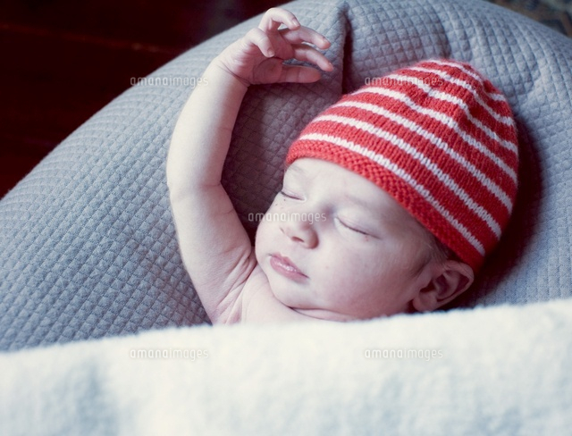 New born baby sleeping with arm raised[11001052582]の写真素材・イラスト素材｜アマナイメージズ