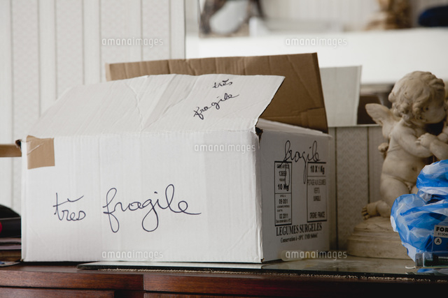 Cardboard moving box labeled "tres fragile"[11001055539]の写真素材・イラスト素材 ...