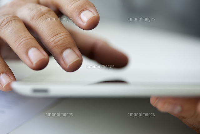 Man using touch screen on digital tablet, cropped[11001056317]の写真素材 ...