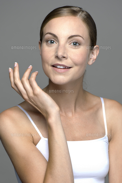 Young woman looking questioningly at camera[11001059275]の写真素材・イラスト素材 ...