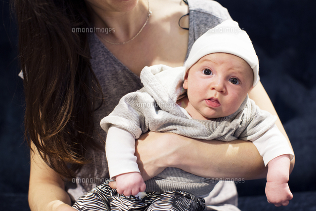 Mother holding baby[11001062310]の写真素材・イラスト素材｜アマナイメージズ