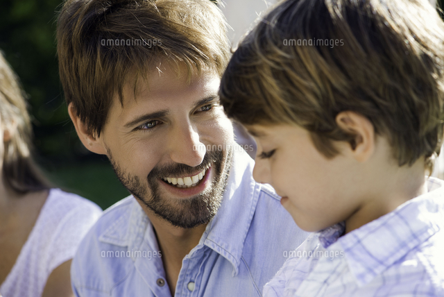 Father and son talking together outdoors[11001062589]の写真素材・イラスト素材｜アマナイメージズ