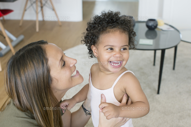 Mother with toddler daughter[11001065167]の写真素材・イラスト素材｜アマナイメージズ