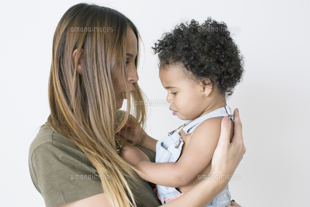 Mother with young daughter[11001065169]の写真素材・イラスト素材｜アマナイメージズ