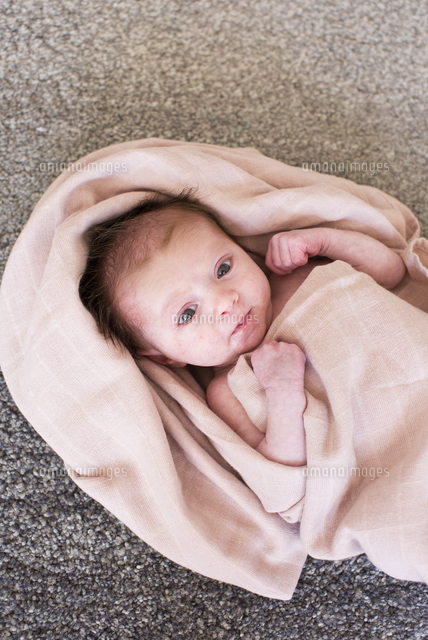 New born baby wrapped in towel[11001066976]の写真素材・イラスト素材｜アマナイメージズ