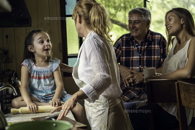 Family talking in kitchen[11001070318]の写真素材・イラスト素材｜アマナイメージズ