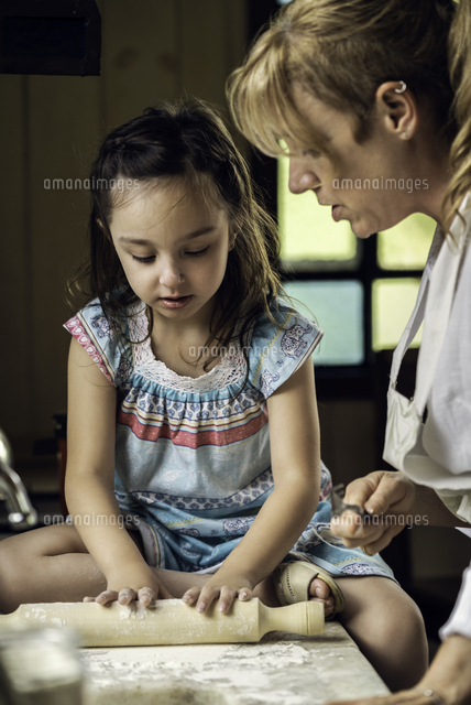 Granddaughter and grandmother preparing food[11001070326]の写真素材・イラスト素材 ...