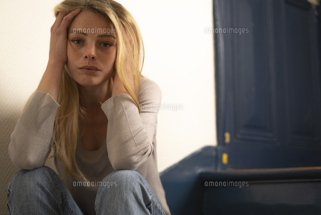 Young woman sitting on steps[11001072050]の写真素材・イラスト素材｜アマナイメージズ