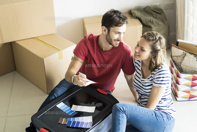 Young couple choosing colour samples[11001072563]の写真素材・イラスト素材｜アマナイメージズ