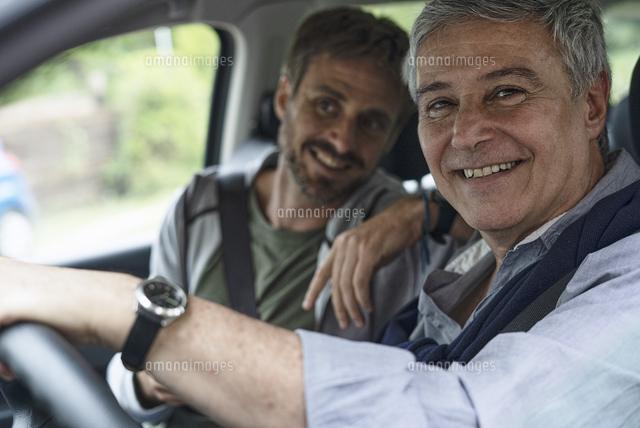Father and son sitting in car[11001072811]の写真素材・イラスト素材｜アマナイメージズ