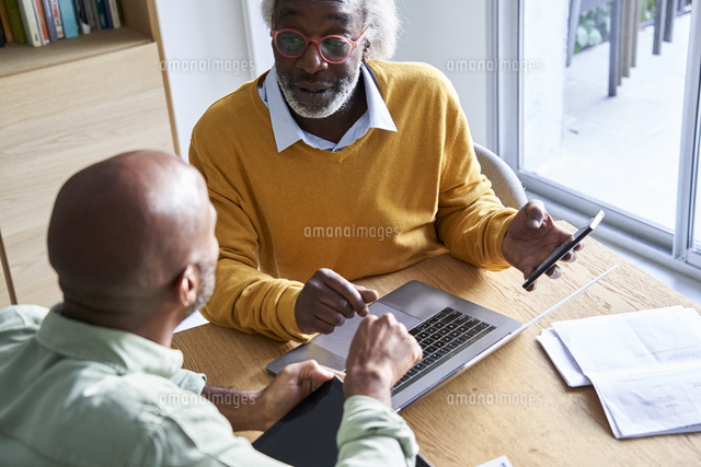 Father and son discussing with each other at home[11001074608]の写真素材 ...