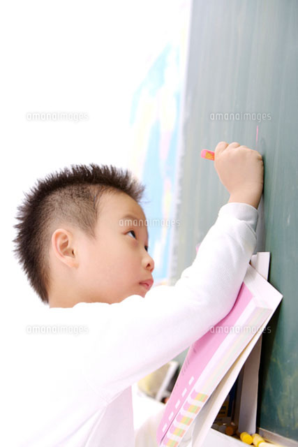 Boy writing down answers on blackboard[11010008029]の写真素材・イラスト素材｜アマナイメージズ