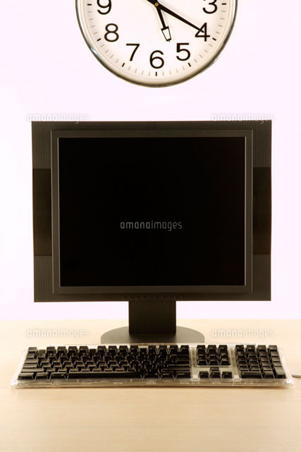 clock and flat screen computer[11010008367]の写真素材・イラスト素材｜アマナイメージズ