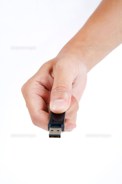 USB Cable，Human hand holding a hard drive with USB cable[11010043634]の ...