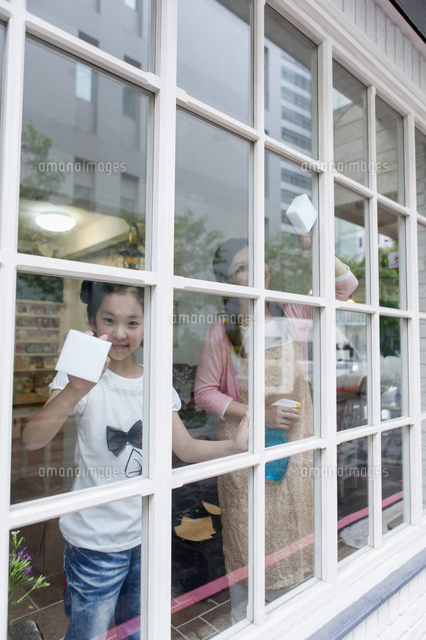 Family with one child dusting with window together[11010047632]の写真素材 ...