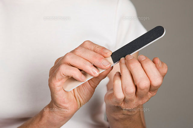 Woman filing her nails[11015187955]の写真素材・イラスト素材｜アマナイメージズ