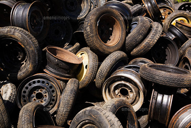 Scrap car tires and rims[11015196164]の写真素材・イラスト素材｜アマナイメージズ