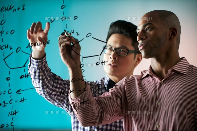 Two people writing formula on window[11015206618]の写真素材・イラスト素材｜アマナイメージズ