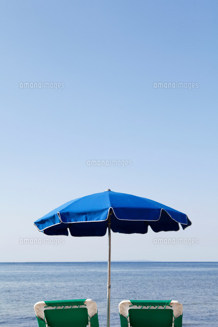 Blue parasol and sun loungers by the sea[11015208568]の写真素材・イラスト素材｜アマナイメージズ