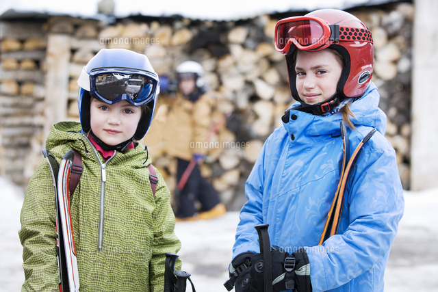 Kids with Skis by log pile[11015218698]の写真素材・イラスト素材｜アマナイメージズ