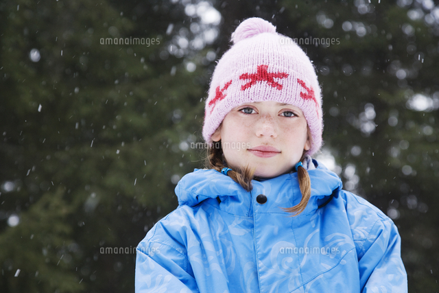 Girl with wooly hat smiling[11015218707]の写真素材・イラスト素材｜アマナイメージズ