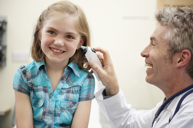 Young girl and doctor[11015219272]の写真素材・イラスト素材｜アマナイメージズ