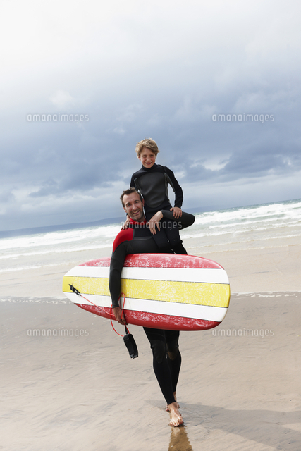 Father and son surfing[11015219504]の写真素材・イラスト素材｜アマナイメージズ