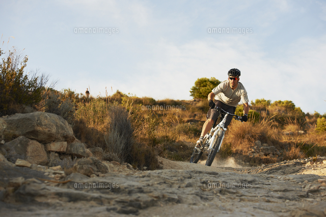 Mountain Biking[11015220428]の写真素材・イラスト素材｜アマナイメージズ