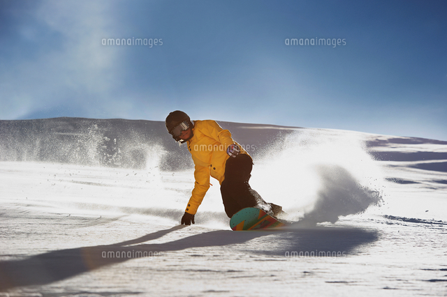 Young woman snowboarding[11015227707]の写真素材・イラスト素材｜アマナイメージズ