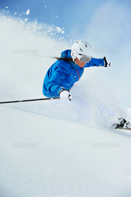 Young woman skiing[11015227731]の写真素材・イラスト素材｜アマナイメージズ