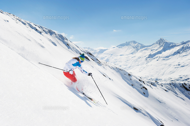 Female skier in action[11015227746]の写真素材・イラスト素材｜アマナイメージズ