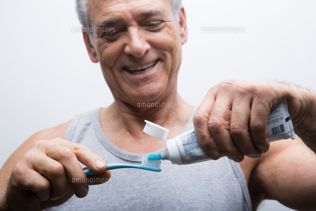 Senior man squeezing toothpaste onto brush[11015233487]の写真素材・イラスト素材｜アマナ ...