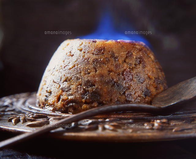 Flaming brandy Christmas pudding on wooden board[11015275302]の写真素材・イラスト ...
